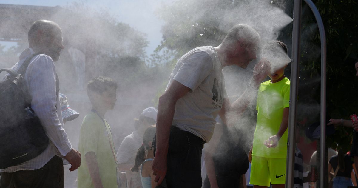 Heat wave at French Open impacts the clay courts and sends fans to ...