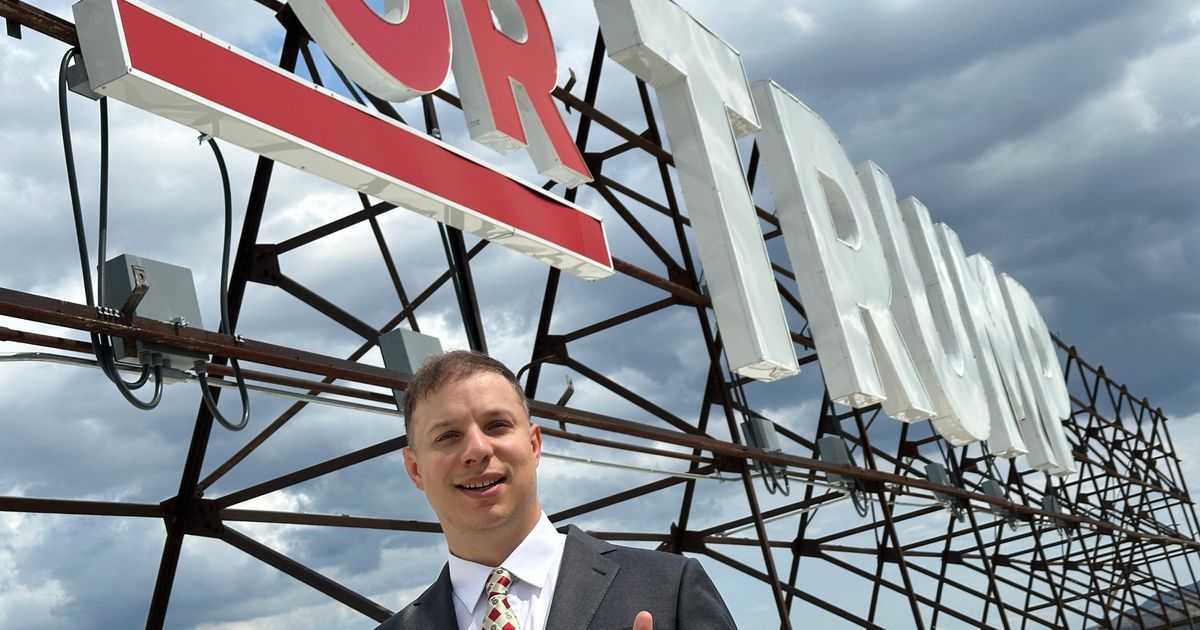 Can the man behind a giant pro-Trump sign ride the president’s praise ...