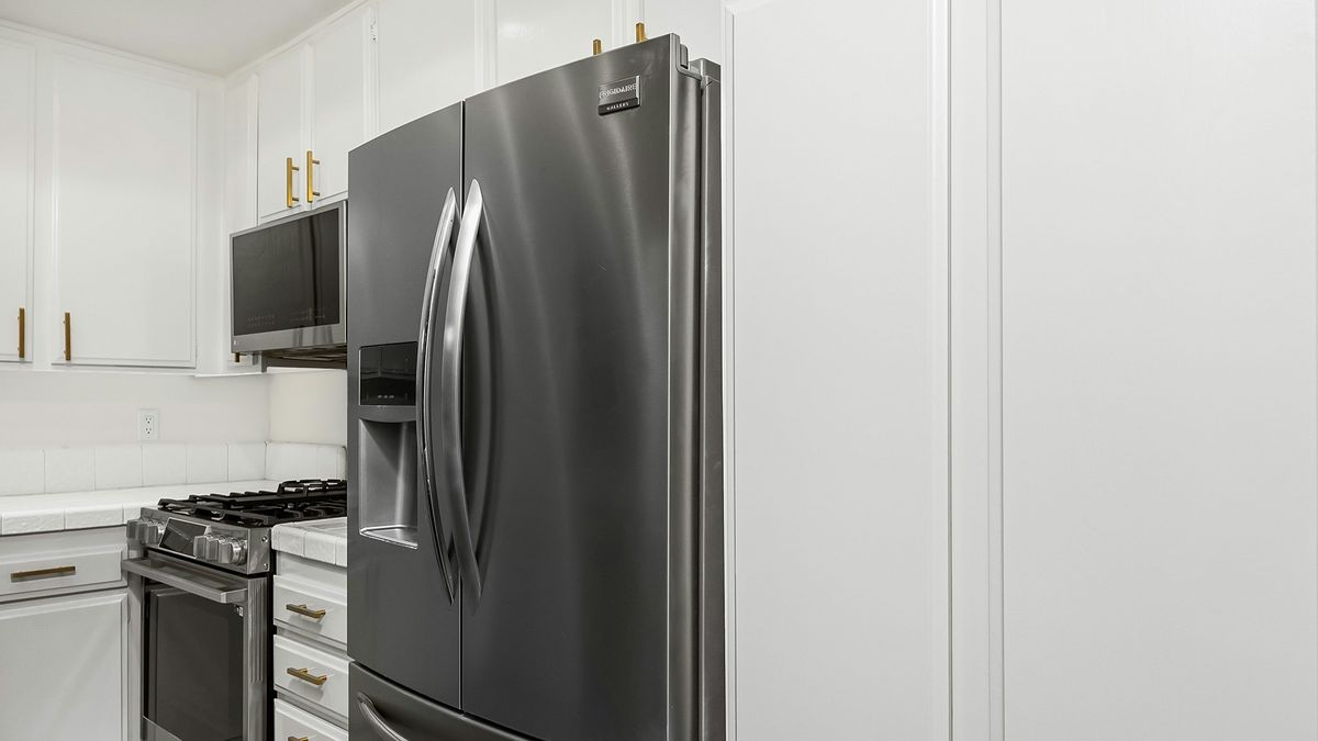 How long will food last in the fridge and freezer during a power outage ...