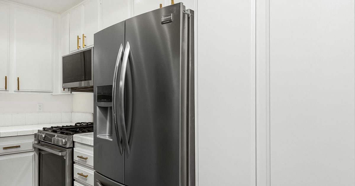 How long will food last in the fridge and freezer during a power outage ...