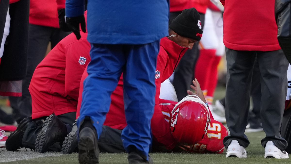 Patrick Mahomes injures left knee as Chiefs eliminated from playoffs ...