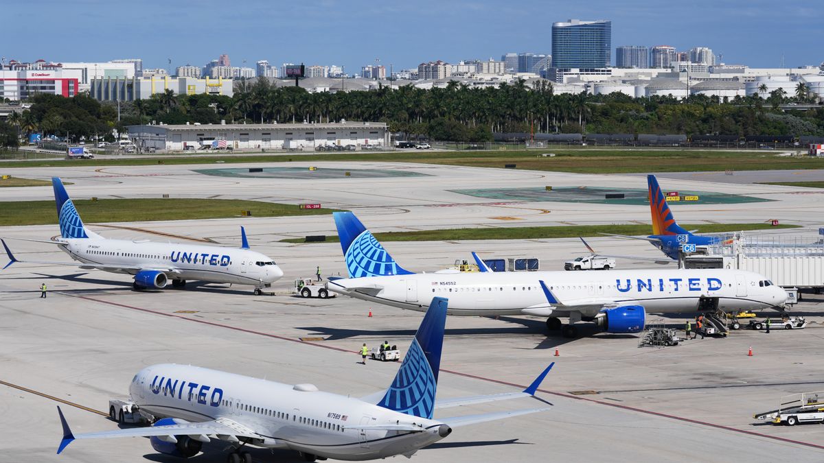 FAA lifts order slashing flights, allowing commercial airlines to ...