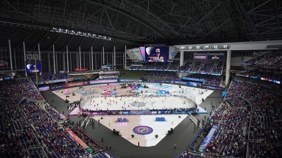 Panthers and Rangers play outdoor hockey game in Miami, replete with ...