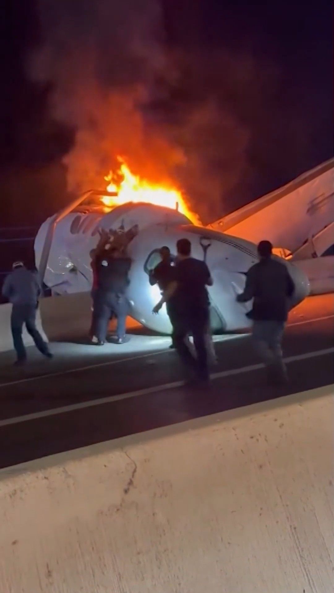 One killed in plane crash on Texas highway