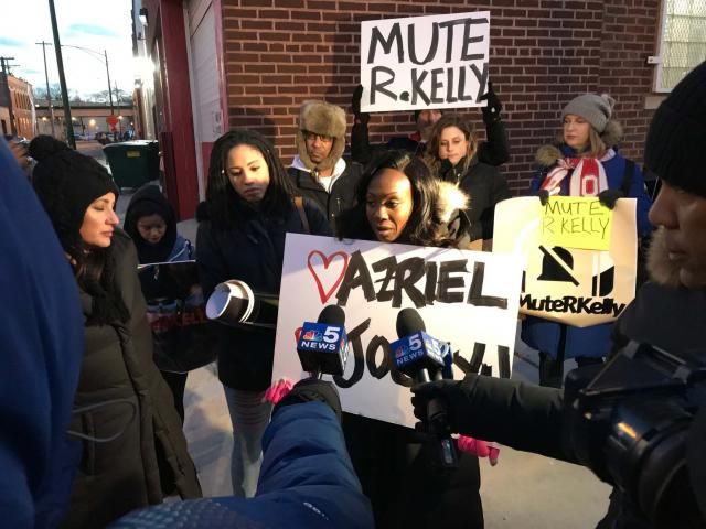 Defiant R. Kelly shows up at Chicago club