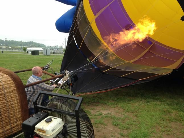 How does a hot air balloon work?
