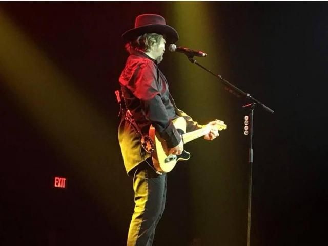 Country star Travis Tritt's tour bus sideswiped in crash that killed 2