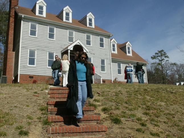 Buyers look to foreclosed homes