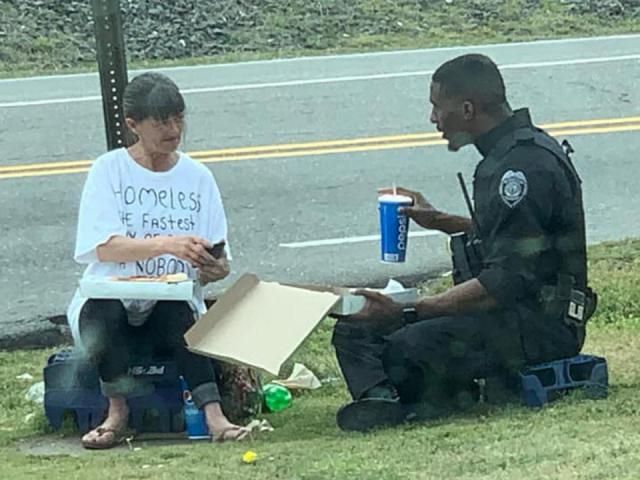 A police officer spent his lunch break sharing pizza with a homeless ...
