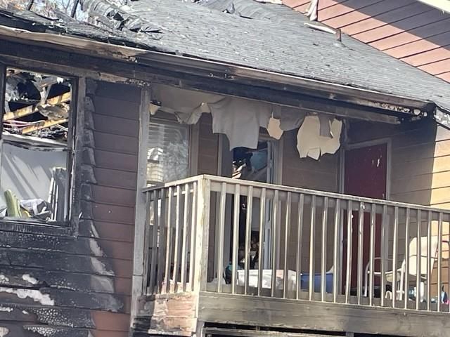 Family, trapped by apartment ablaze, forced to jump from balcony