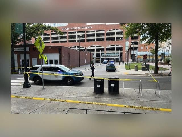 Suspect still on the run after stabbing man in broad daylight Sunday ...