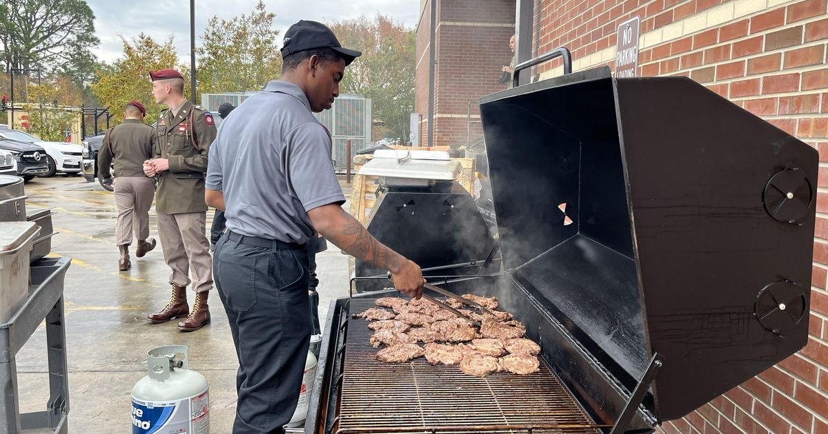 Fort Liberty feeds thousands of soldiers an early Thanksgiving feast ...