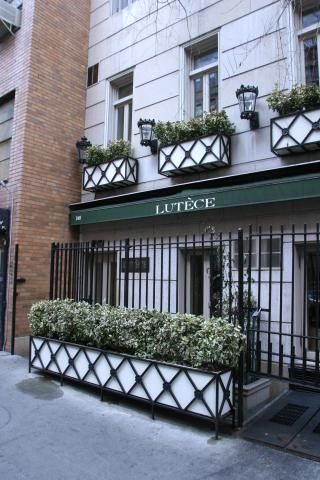 Andre Surmain, Who Fed the Elite in Luxe Style at Lutèce, Dies at 97