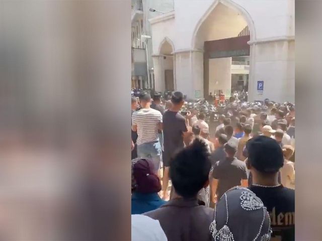 Thousands of ethnic minority Muslims defy Chinese authorities in ...