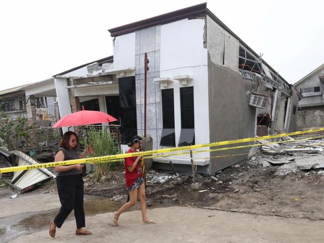 Death toll rises in Philippines after twin quake triggering 2 tsunami ...