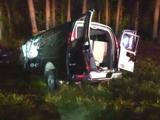 2 dead, 10 sent to hospitals when van crashes on I-95