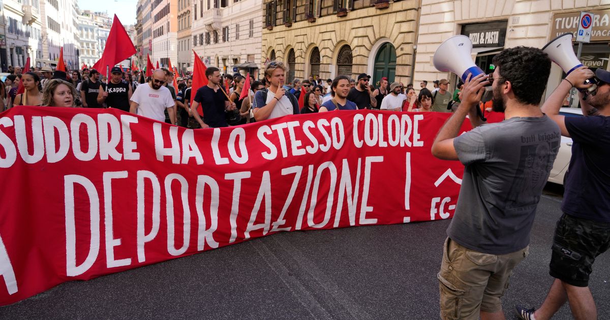 Thousands march in Rome in rival anti- and pro-migration rallies ...