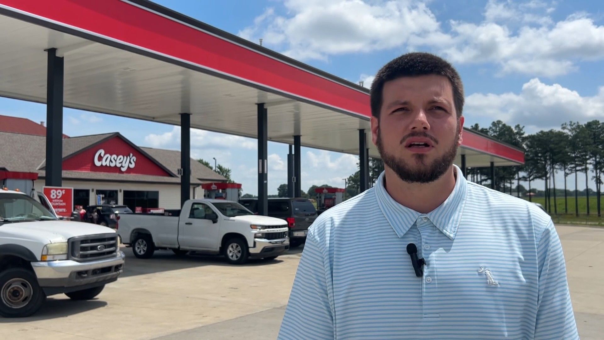 Arkansas man gives away $20 gas cards to strangers