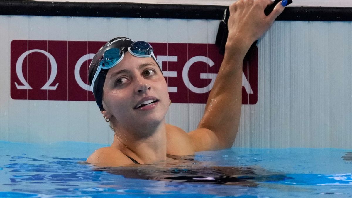 Kate Douglass breaks the women's 50-meter freestyle world record in 23. ...