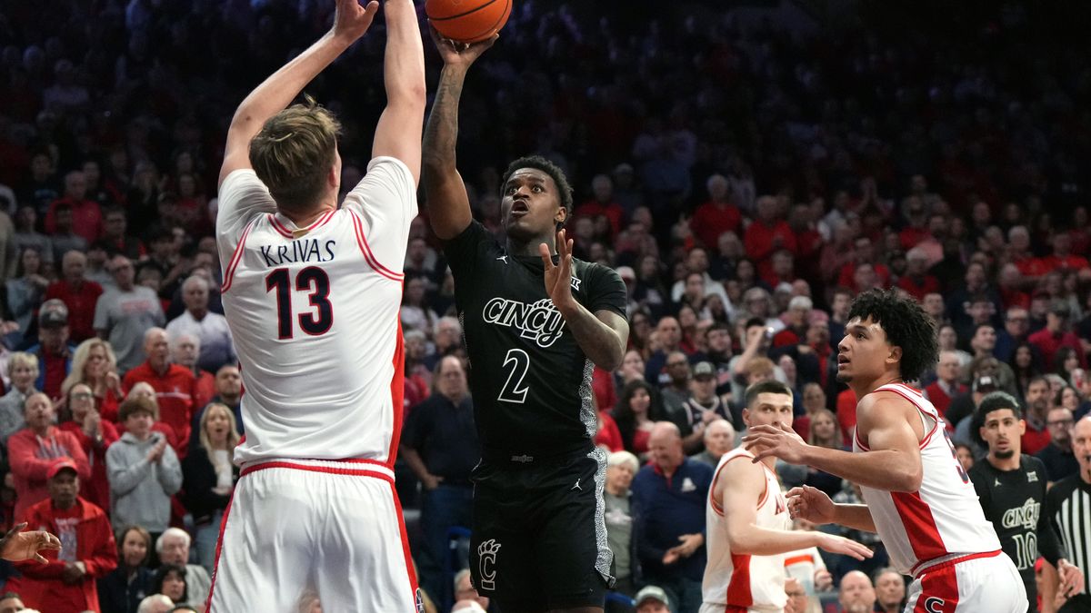 No. 1 Arizona pulls away late to top Cincinnati 77-51 and remain 1 of 3 ...