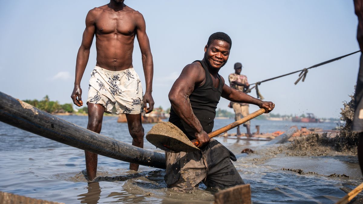 Africa's megacity of Lagos reshapes its coast by dredging and puts ...